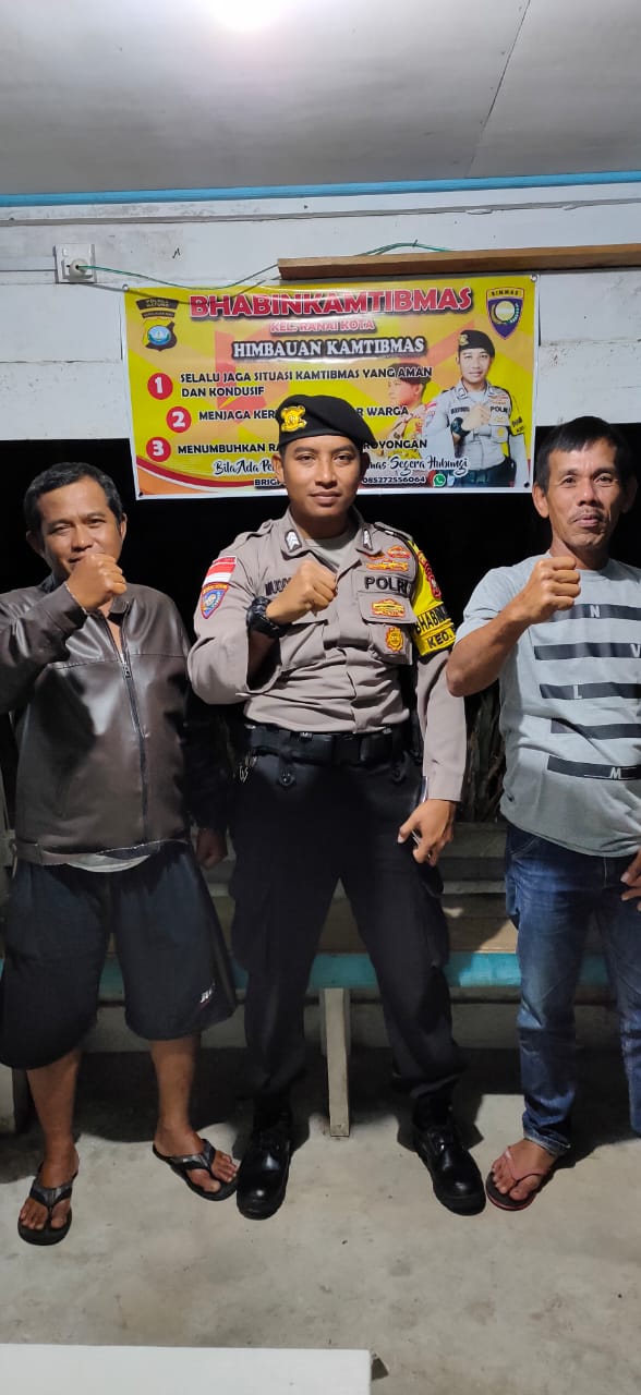 Bhabinkamtibmas Bunguran Timur Pasang Spanduk Himbauan Kamtibmas