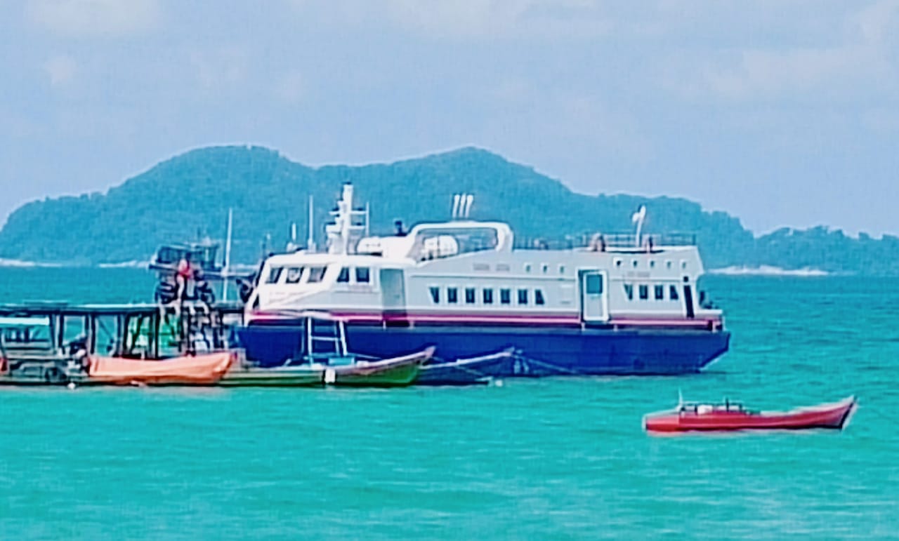 Kapal Veri MV Indomas Pindah Tempat Sandar Akibat Gelombang Kuat ...