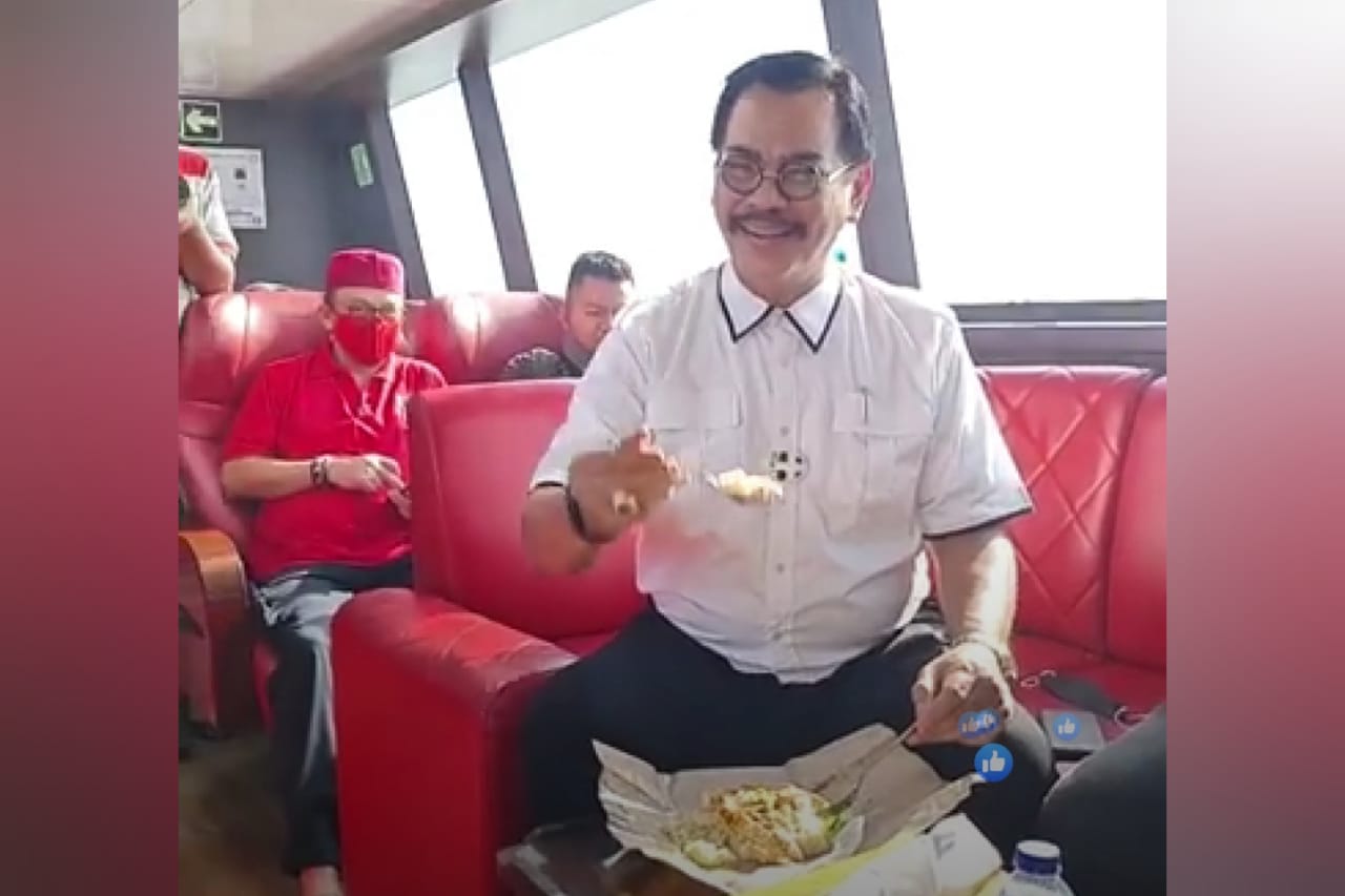 Sederhana dan Merakyat, Soerya Respationo Santap Nasi Bungkus ...