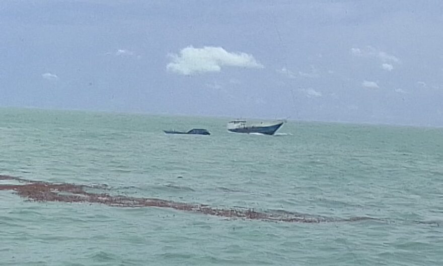 Kapal Kayu Tenggelam di Laut Karimun, Lima Kru Kapal Selamat – Harianmetropolitan.co.id