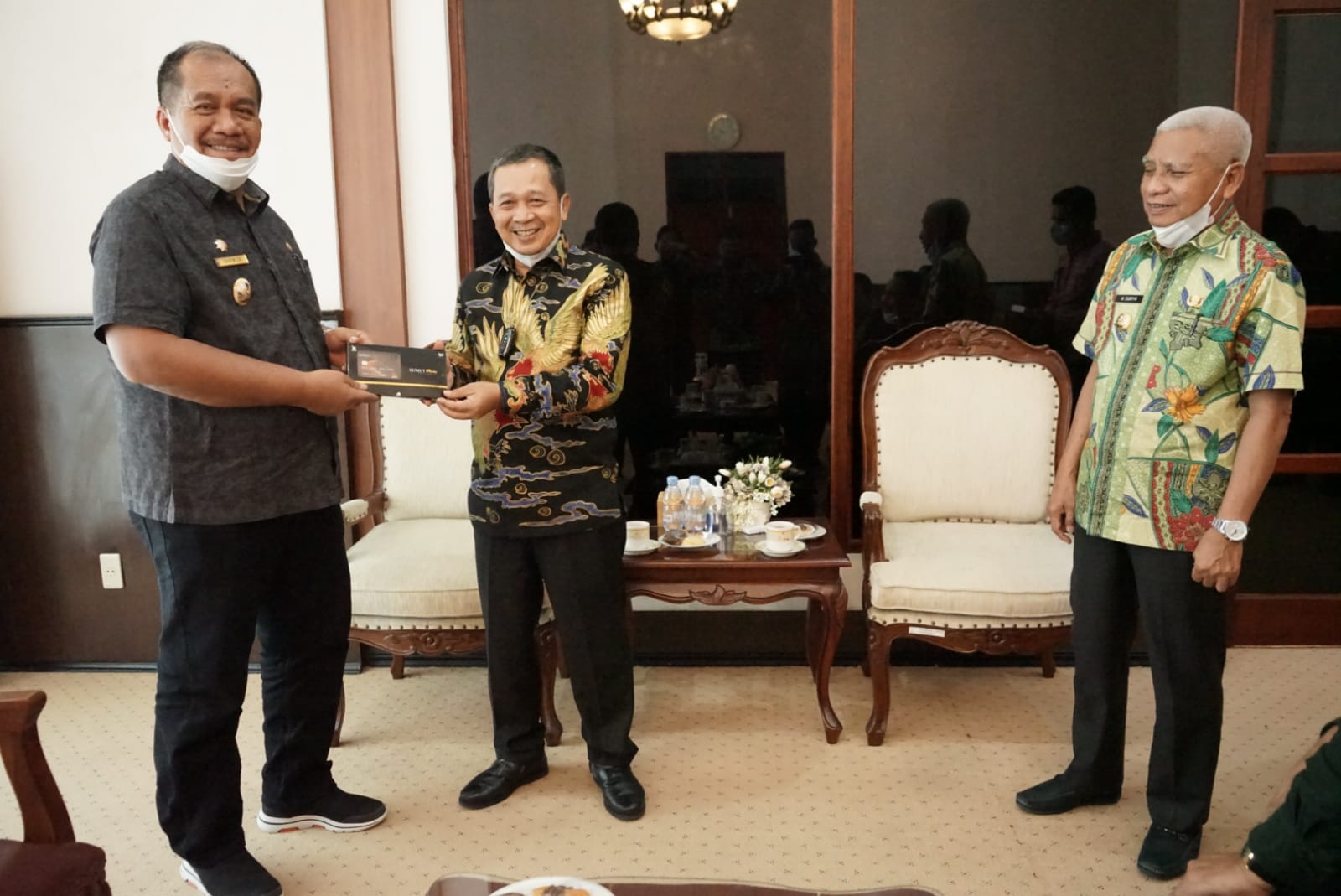 Bupati dan Wakil Bupati Asahan Terima Kartu Debit Prioritas Dari PT ...