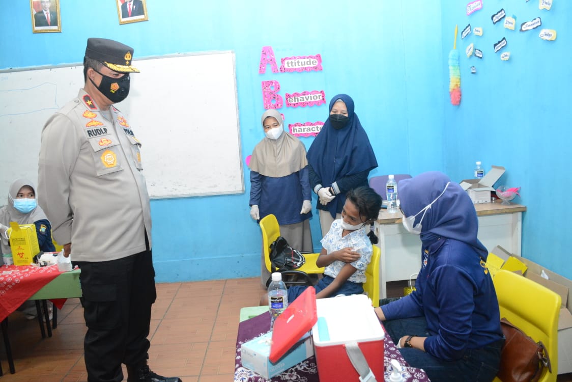 Wakapolda Kepri Tinjau Vaksinasi Massal di Sekolah Kristen Basic Batam ...