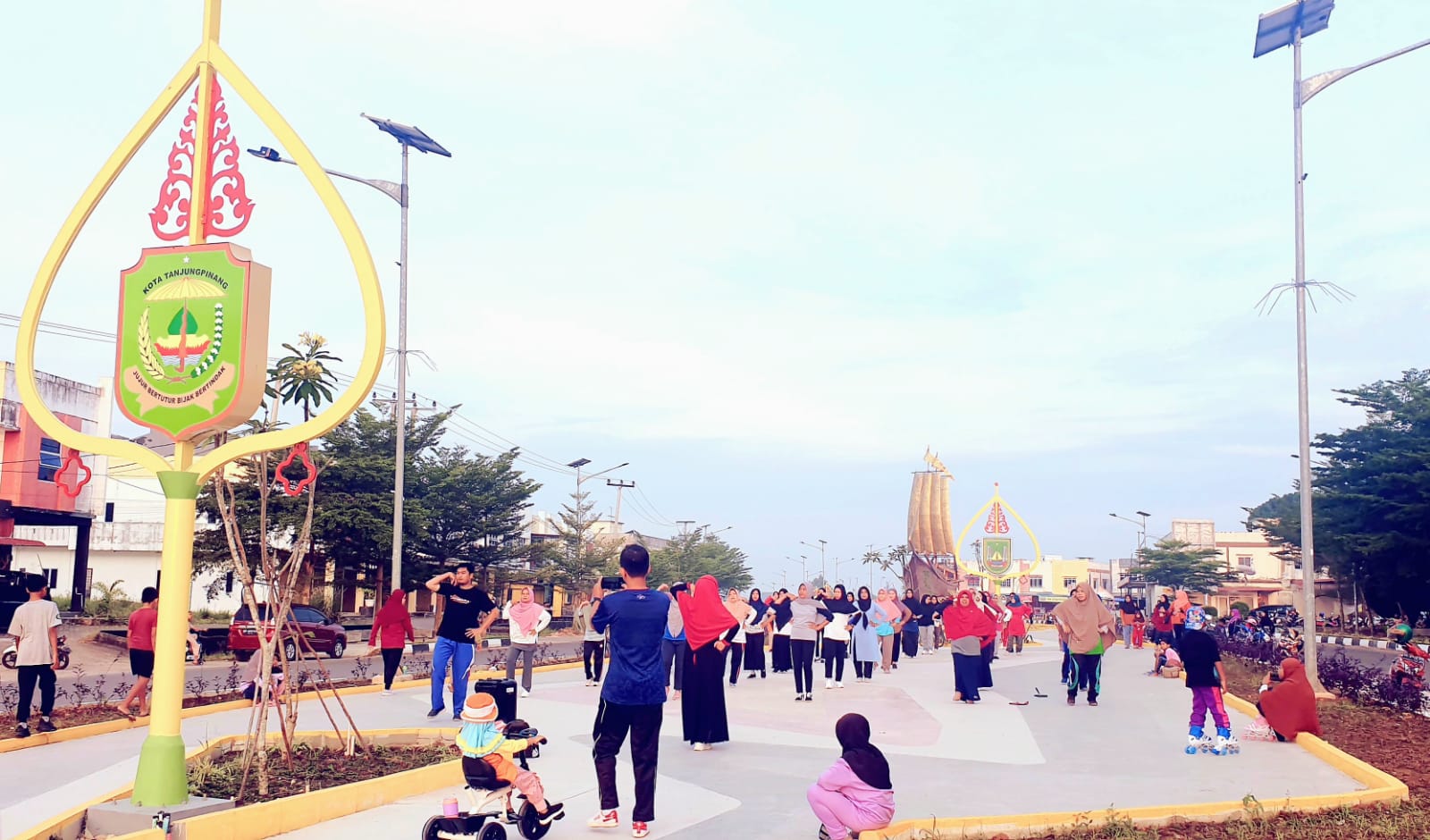 Pedestrian Jalan Bandara RHF Jadi Destinasi Wisata Baru, Ekonomi ... Pedestrian Jalan Bandara RHF Jadi Destinasi Wisata Baru, Ekonomi ...