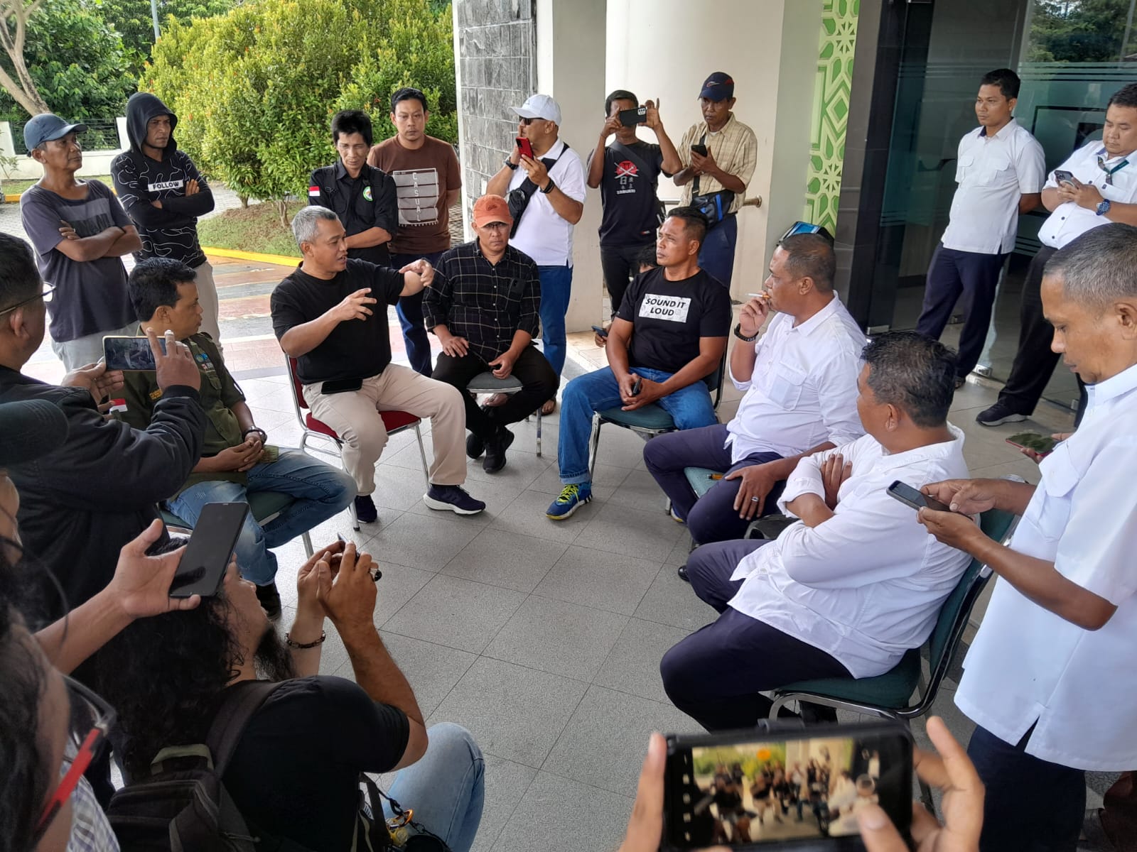 Puluhan Warga Datangi Kantor BPPW Kepri, Singgung Soal Mafia Proyek ... Puluhan Warga Datangi Kantor BPPW Kepri, Singgung Soal Mafia Proyek ...