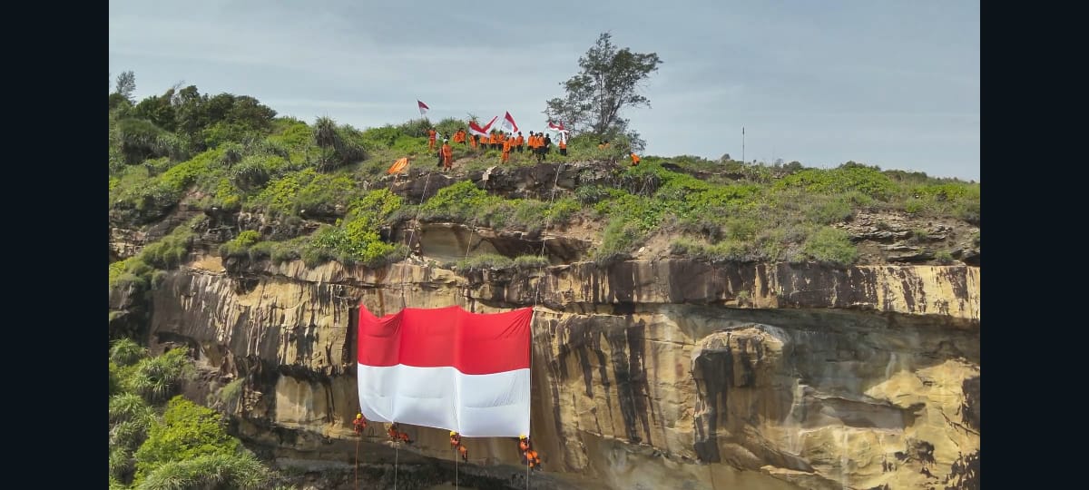 Merah Putih Raksasa Berkibar di Tebing Tanjung Datuk Natuna ...